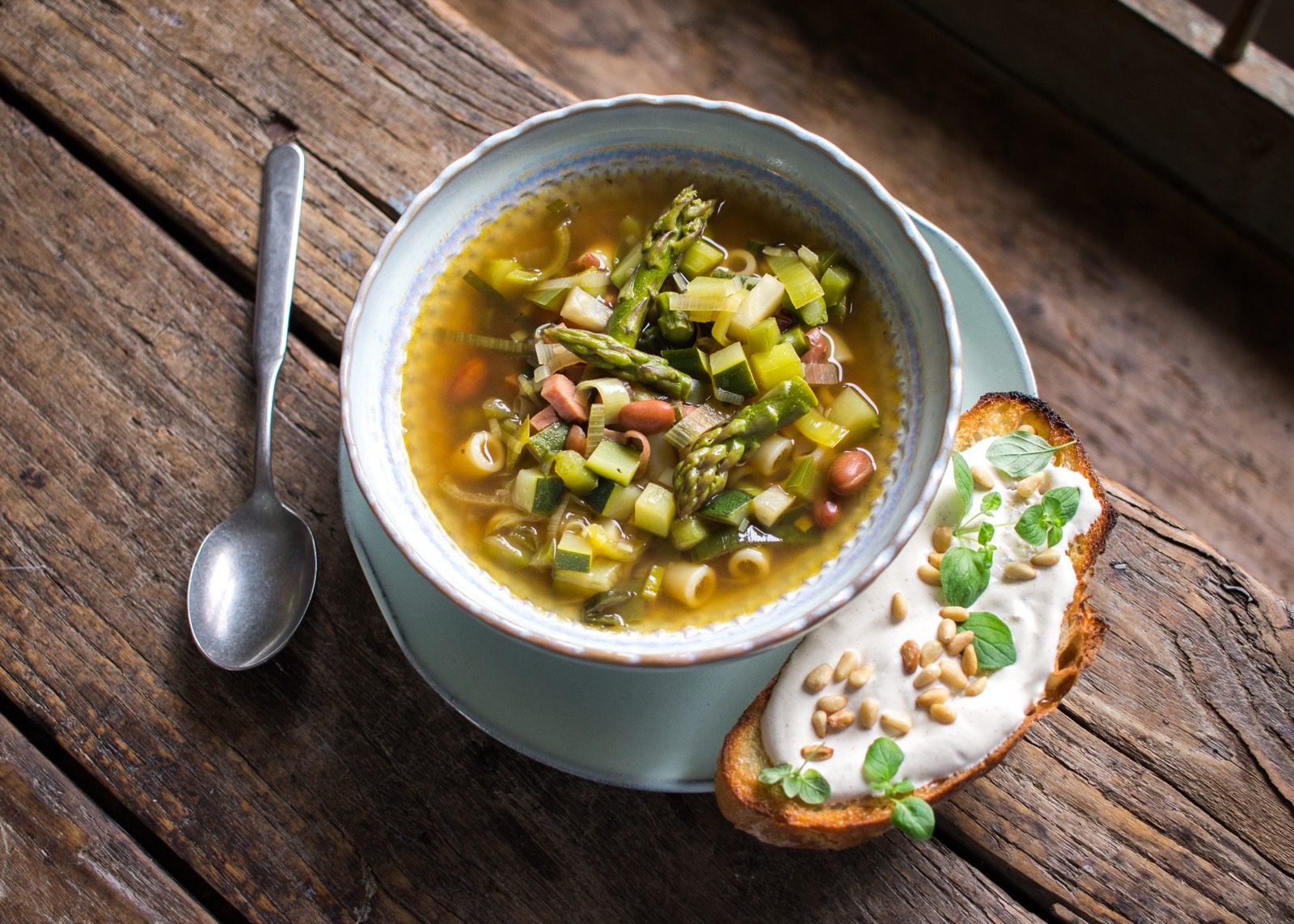 Vihreä Minestronekeitto ja paahdetut metsäleivät › Bong Touch of Taste FI